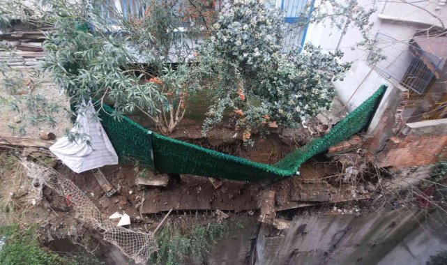 Şişli'de bir binanın bahçesi duvarla birlikte çöktü - Haberler Şişli'de bir binanın bahçesi duvarla birlikte çöktü - Haberler